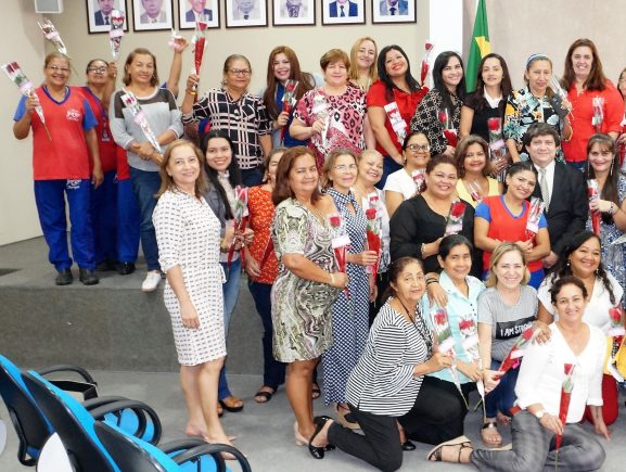 PGE-AM presta homenagem às mães - PGE-AM